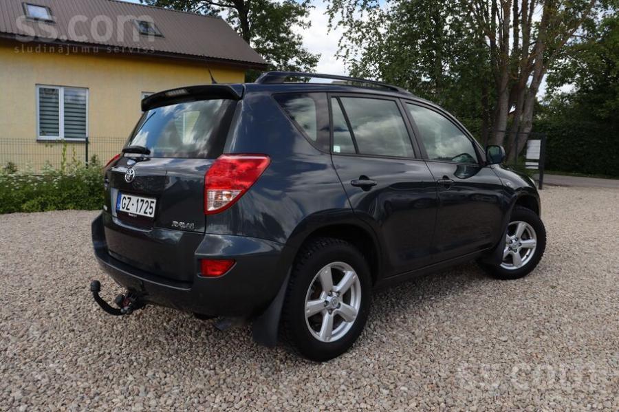 Pelēks Toyota RAV4 2007 Gulbene, ar dzinēja tilpumu 2.00 L un nobraukumu 0 tūkst. km par 6990 €, foto 4 vietnē AUTOMOTO.COM.LV