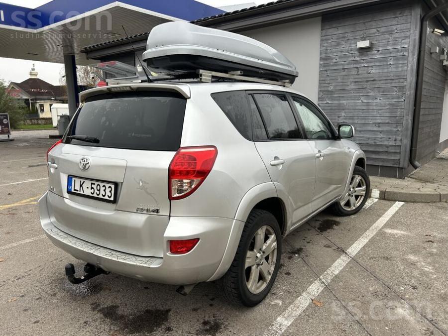 Grey Toyota RAV4 2007 in Riga, with an engine capacity of 2.20 L and mileage of 331 thousand km for 3950 €, photo 3 on AUTOMOTO.COM.LV