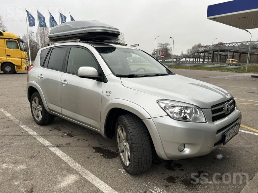 Grey Toyota RAV4 2007 in Riga, with an engine capacity of 2.20 L and mileage of 331 thousand km for 3950 €, photo 4 on AUTOMOTO.COM.LV