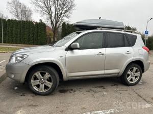 Grey Toyota RAV4 2007 in Riga, with an engine capacity of 2.20 L and mileage of 331 thousand km for 3950 €, photo 5 on AUTOMOTO.COM.LV