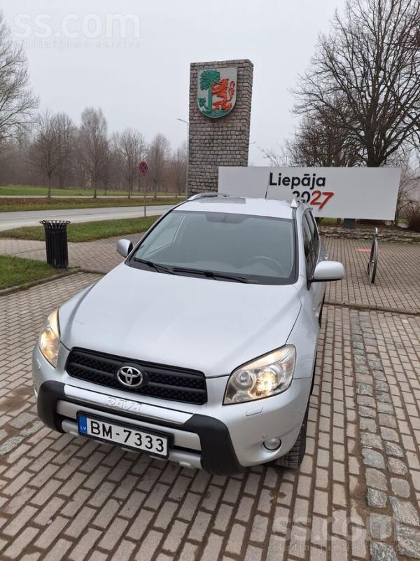 Pelēks Toyota RAV4 2007 Liepāja, ar dzinēja tilpumu 2.20 L un nobraukumu 203 tūkst. km par 5000 €, foto 1 vietnē AUTOMOTO.COM.LV