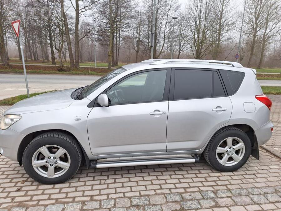 Pelēks Toyota RAV4 2007 Liepāja, ar dzinēja tilpumu 2.20 L un nobraukumu 203 tūkst. km par 5000 €, foto 2 vietnē AUTOMOTO.COM.LV