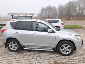 Pelēks Toyota RAV4 2007 Liepāja, ar dzinēja tilpumu 2.20 L un nobraukumu 203 tūkst. km par 5000 €, foto 3 vietnē AUTOMOTO.COM.LV