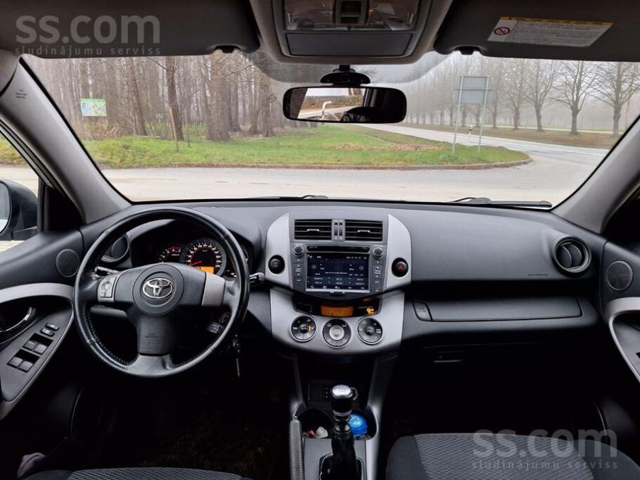 Pelēks Toyota RAV4 2007 Liepāja, ar dzinēja tilpumu 2.20 L un nobraukumu 203 tūkst. km par 5000 €, foto 6 vietnē AUTOMOTO.COM.LV