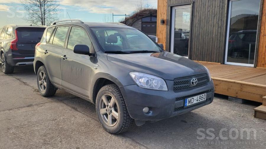 Pelēks Toyota RAV4 2007 Rīga, ar dzinēja tilpumu 2.20 L un nobraukumu 330 tūkst. km par 2200 €, foto 1 vietnē AUTOMOTO.COM.LV