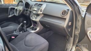 Pelēks Toyota RAV4 2007 Rīga, ar dzinēja tilpumu 2.20 L un nobraukumu 330 tūkst. km par 2200 €, foto 9 vietnē AUTOMOTO.COM.LV