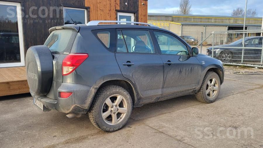 Pelēks Toyota RAV4 2007 Rīga, ar dzinēja tilpumu 2.20 L un nobraukumu 330 tūkst. km par 2200 €, foto 13 vietnē AUTOMOTO.COM.LV