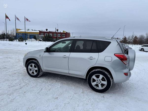 Grey Toyota RAV4 2007 in Telschi, with an engine capacity of 2.20 L and mileage of 252 thousand km for 4999 €, photo 3 on AUTOMOTO.COM.LV