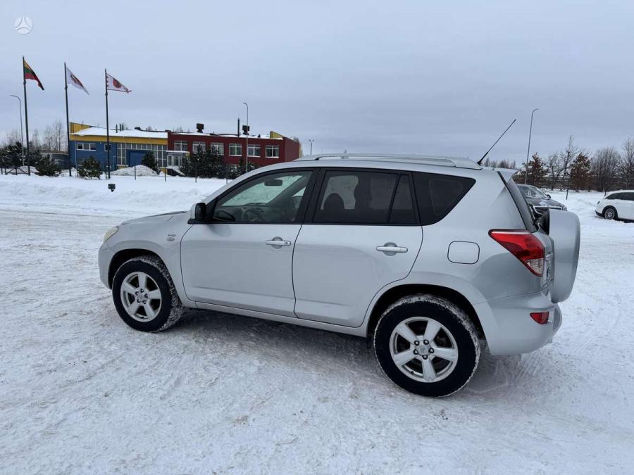 Grey Toyota RAV4 2007 in Telschi, with an engine capacity of 2.20 L and mileage of 252 thousand km for 4999 €, photo 3 on AUTOMOTO.COM.LV