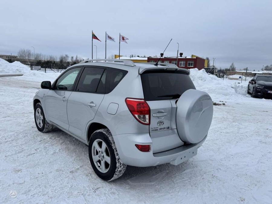 Grey Toyota RAV4 2007 in Telschi, with an engine capacity of 2.20 L and mileage of 252 thousand km for 4999 €, photo 4 on AUTOMOTO.COM.LV