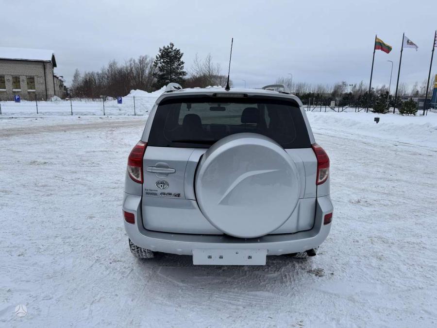 Grey Toyota RAV4 2007 in Telschi, with an engine capacity of 2.20 L and mileage of 252 thousand km for 4999 €, photo 5 on AUTOMOTO.COM.LV
