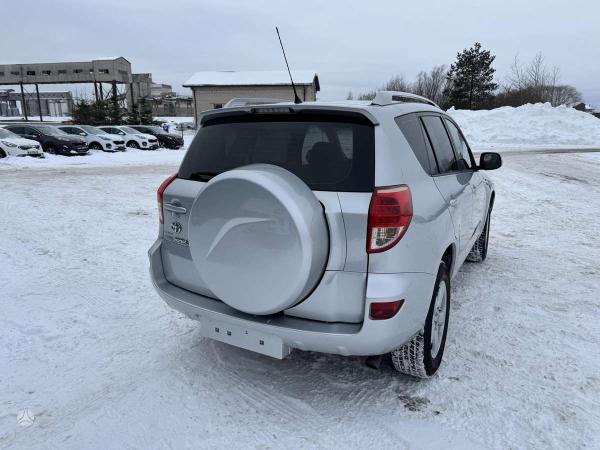 Grey Toyota RAV4 2007 in Telschi, with an engine capacity of 2.20 L and mileage of 252 thousand km for 4999 €, photo 6 on AUTOMOTO.COM.LV