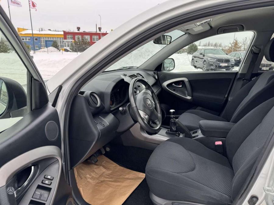 Grey Toyota RAV4 2007 in Telschi, with an engine capacity of 2.20 L and mileage of 252 thousand km for 4999 €, photo 11 on AUTOMOTO.COM.LV