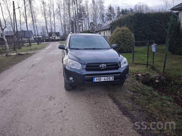 Grey Toyota RAV4 2007 in Jurmala, with an engine capacity of 2.20 L and mileage of 380 thousand km for 1500 €, photo 2 on AUTOMOTO.COM.LV