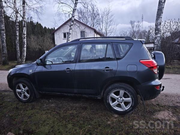Grey Toyota RAV4 2007 in Jurmala, with an engine capacity of 2.20 L and mileage of 380 thousand km for 1500 €, photo 4 on AUTOMOTO.COM.LV
