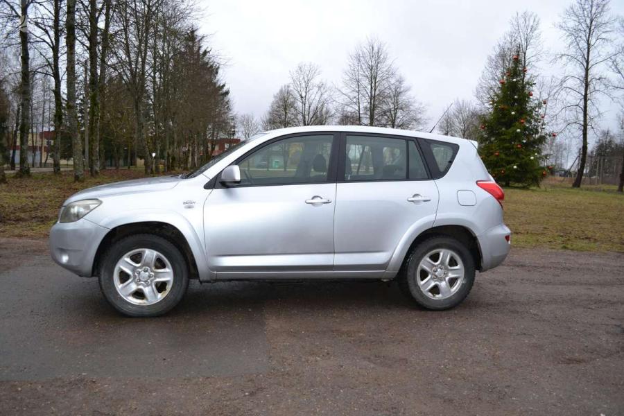 Grey Toyota RAV4 2007 in Vilnius, with an engine capacity of 2.23 L and mileage of 182 thousand km for 4950 €, photo 3 on AUTOMOTO.COM.LV