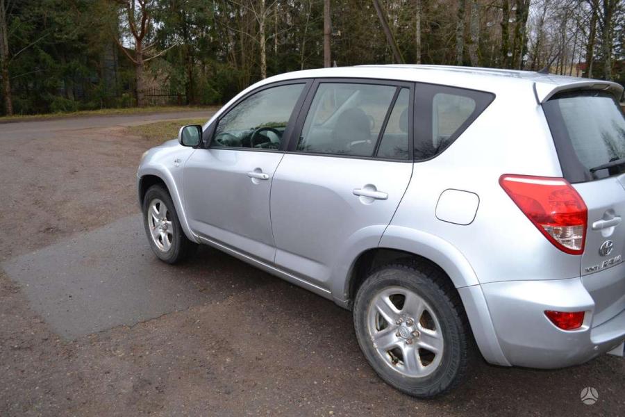 Grey Toyota RAV4 2007 in Vilnius, with an engine capacity of 2.23 L and mileage of 182 thousand km for 4950 €, photo 8 on AUTOMOTO.COM.LV