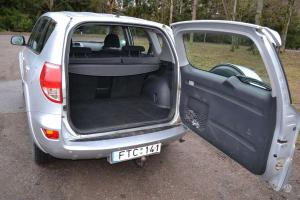 Grey Toyota RAV4 2007 in Vilnius, with an engine capacity of 2.23 L and mileage of 182 thousand km for 4950 €, photo 9 on AUTOMOTO.COM.LV