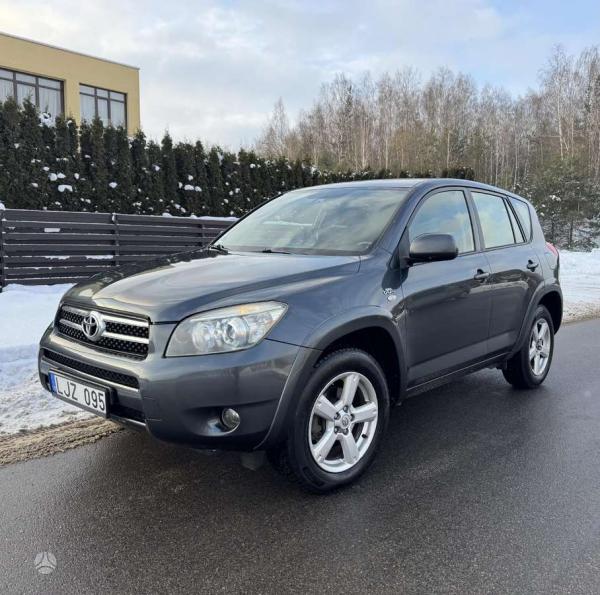 Pelēks Toyota RAV4 2007 Viļņa, ar dzinēja tilpumu 2.23 L un nobraukumu 305 tūkst. km par 3850 €, foto 1 vietnē AUTOMOTO.COM.LV
