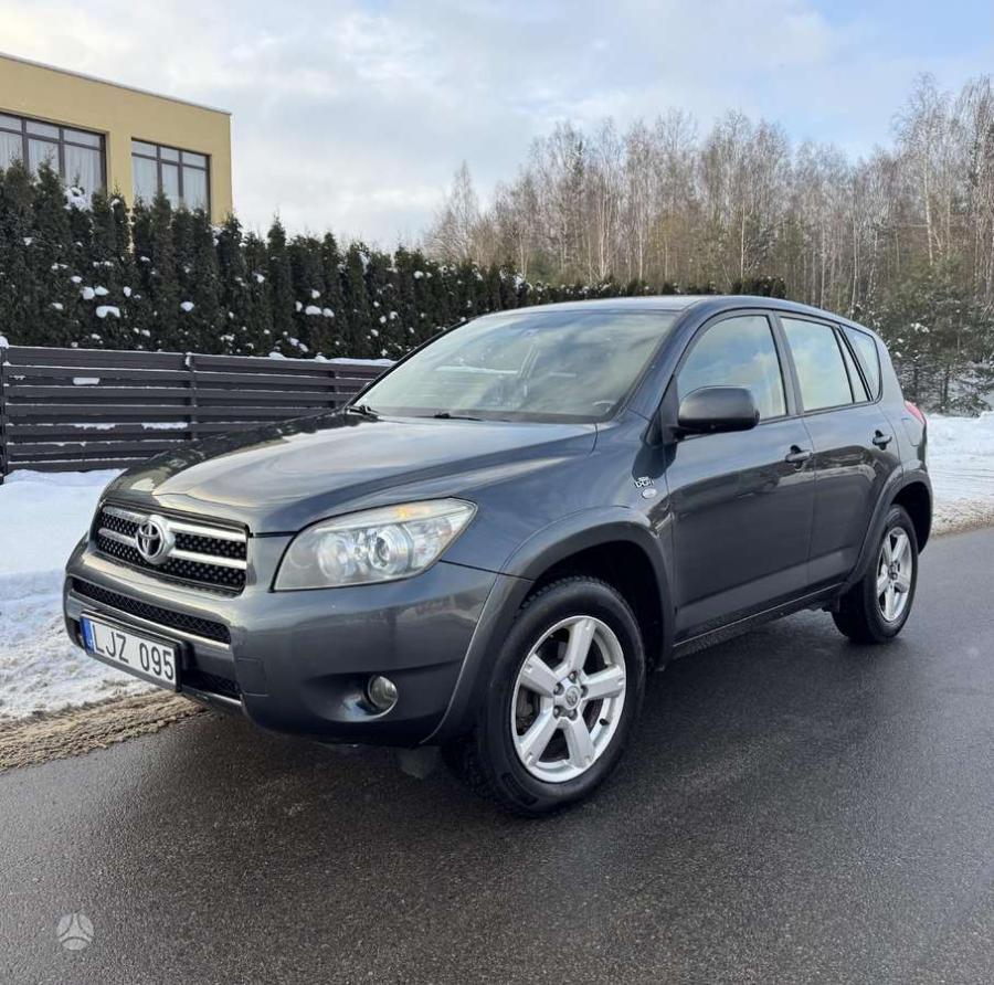 Pelēks Toyota RAV4 2007 Viļņa, ar dzinēja tilpumu 2.23 L un nobraukumu 305 tūkst. km par 3850 €, foto 1 vietnē AUTOMOTO.COM.LV