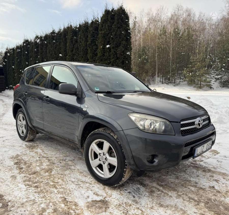 Pelēks Toyota RAV4 2007 Viļņa, ar dzinēja tilpumu 2.23 L un nobraukumu 305 tūkst. km par 3850 €, foto 2 vietnē AUTOMOTO.COM.LV