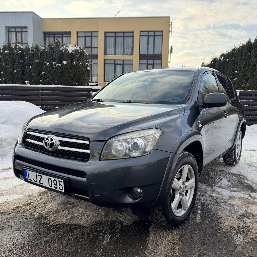 Pelēks Toyota RAV4 2007 Viļņa, ar dzinēja tilpumu 2.23 L un nobraukumu 305 tūkst. km par 3850 €, foto 4 vietnē AUTOMOTO.COM.LV