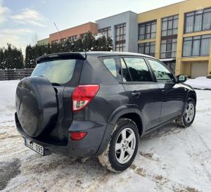 Pelēks Toyota RAV4 2007 Viļņa, ar dzinēja tilpumu 2.23 L un nobraukumu 305 tūkst. km par 3850 €, foto 6 vietnē AUTOMOTO.COM.LV
