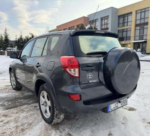 Pelēks Toyota RAV4 2007 Viļņa, ar dzinēja tilpumu 2.23 L un nobraukumu 305 tūkst. km par 3850 €, foto 7 vietnē AUTOMOTO.COM.LV