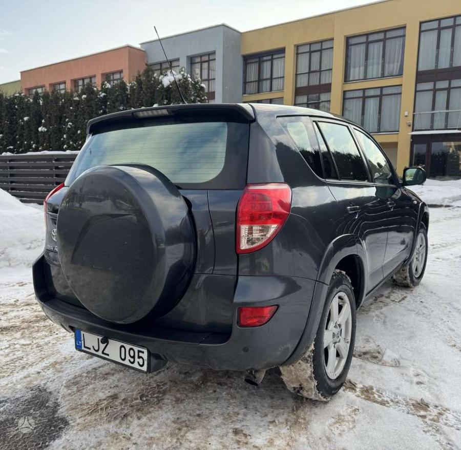 Pelēks Toyota RAV4 2007 Viļņa, ar dzinēja tilpumu 2.23 L un nobraukumu 305 tūkst. km par 3850 €, foto 8 vietnē AUTOMOTO.COM.LV