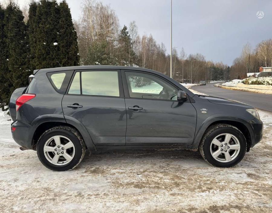 Pelēks Toyota RAV4 2007 Viļņa, ar dzinēja tilpumu 2.23 L un nobraukumu 305 tūkst. km par 3850 €, foto 10 vietnē AUTOMOTO.COM.LV