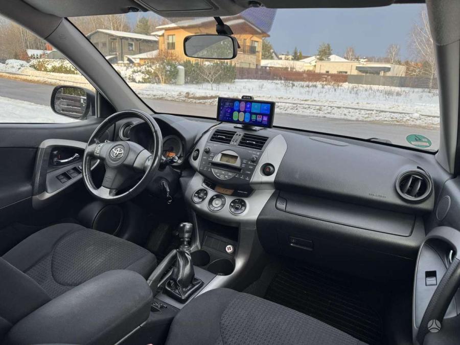 Pelēks Toyota RAV4 2007 Viļņa, ar dzinēja tilpumu 2.23 L un nobraukumu 305 tūkst. km par 3850 €, foto 13 vietnē AUTOMOTO.COM.LV