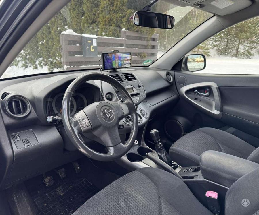 Pelēks Toyota RAV4 2007 Viļņa, ar dzinēja tilpumu 2.23 L un nobraukumu 305 tūkst. km par 3850 €, foto 16 vietnē AUTOMOTO.COM.LV
