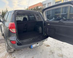 Pelēks Toyota RAV4 2007 Viļņa, ar dzinēja tilpumu 2.23 L un nobraukumu 305 tūkst. km par 3850 €, foto 22 vietnē AUTOMOTO.COM.LV