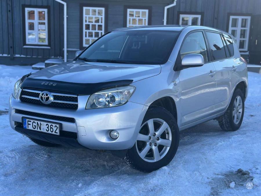 Grey Toyota RAV4 2007 in Kaisiadorys, with an engine capacity of 2.23 L and mileage of 404 thousand km for 4150 €, photo 1 on AUTOMOTO.COM.LV