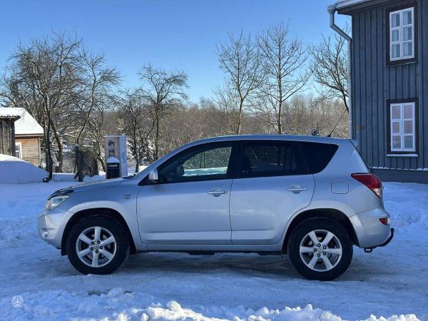 Pelēks Toyota RAV4 2007 Kaišiadorys, ar dzinēja tilpumu 2.23 L un nobraukumu 404 tūkst. km par 4150 €, foto 2 vietnē AUTOMOTO.COM.LV