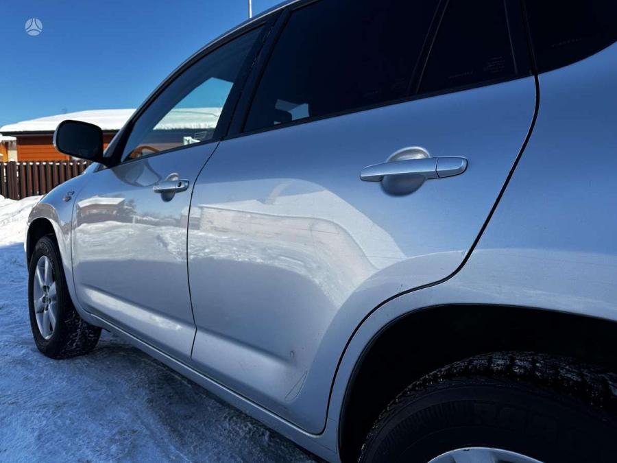 Grey Toyota RAV4 2007 in Kaisiadorys, with an engine capacity of 2.23 L and mileage of 404 thousand km for 4150 €, photo 9 on AUTOMOTO.COM.LV