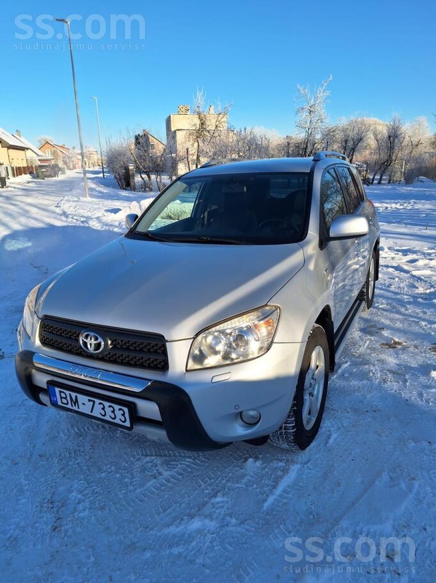Grey Toyota RAV4 2007 in Liepaja, with an engine capacity of 2.20 L and mileage of 204 thousand km for 4500 €, photo 1 on AUTOMOTO.COM.LV