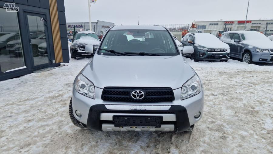 Pelēks Toyota RAV4 2007 Marijampole, ar dzinēja tilpumu 2.20 L un nobraukumu 221 tūkst. km par 5490 €, foto 2 vietnē AUTOMOTO.COM.LV