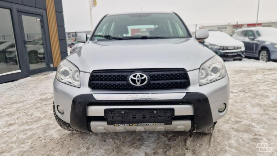 Pelēks Toyota RAV4 2007 Marijampole, ar dzinēja tilpumu 2.20 L un nobraukumu 221 tūkst. km par 5490 €, foto 3 vietnē AUTOMOTO.COM.LV