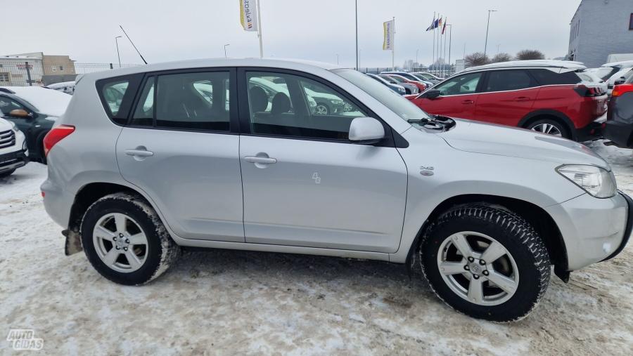 Pelēks Toyota RAV4 2007 Marijampole, ar dzinēja tilpumu 2.20 L un nobraukumu 221 tūkst. km par 5490 €, foto 5 vietnē AUTOMOTO.COM.LV