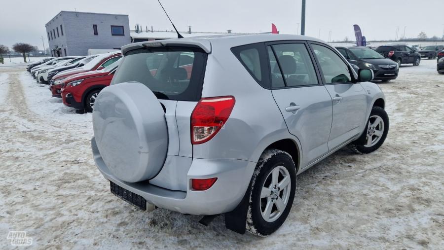 Pelēks Toyota RAV4 2007 Marijampole, ar dzinēja tilpumu 2.20 L un nobraukumu 221 tūkst. km par 5490 €, foto 6 vietnē AUTOMOTO.COM.LV