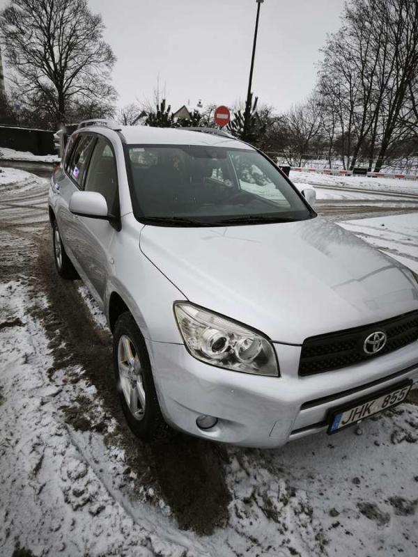 Pelēks Toyota RAV4 2007 Viļņa, ar dzinēja tilpumu 2.23 L un nobraukumu 280 tūkst. km par 4200 €, foto 2 vietnē AUTOMOTO.COM.LV
