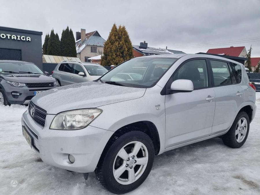 Grey Toyota RAV4 2007 in Taurage, with an engine capacity of 2.23 L and mileage of 271 thousand km for 3900 €, photo 1 on AUTOMOTO.COM.LV