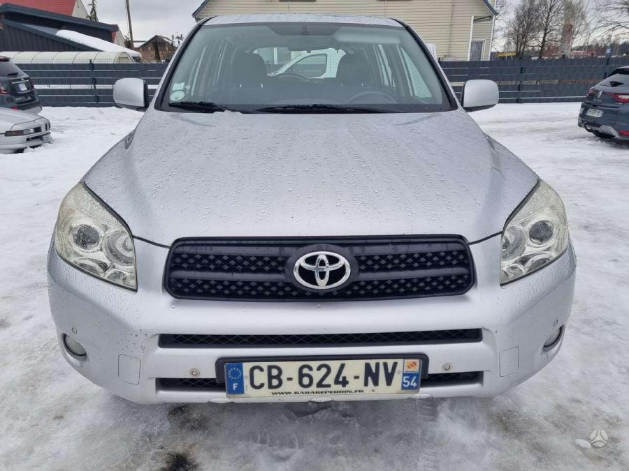 Grey Toyota RAV4 2007 in Taurage, with an engine capacity of 2.23 L and mileage of 271 thousand km for 3900 €, photo 2 on AUTOMOTO.COM.LV