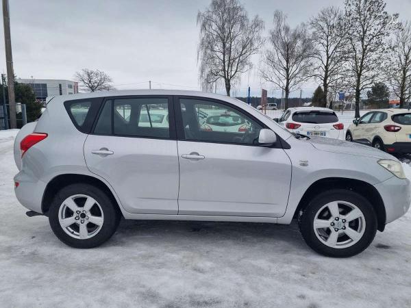 Grey Toyota RAV4 2007 in Taurage, with an engine capacity of 2.23 L and mileage of 271 thousand km for 3900 €, photo 4 on AUTOMOTO.COM.LV