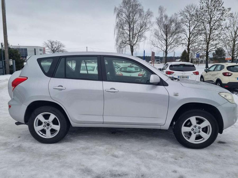 Grey Toyota RAV4 2007 in Taurage, with an engine capacity of 2.23 L and mileage of 271 thousand km for 3900 €, photo 4 on AUTOMOTO.COM.LV