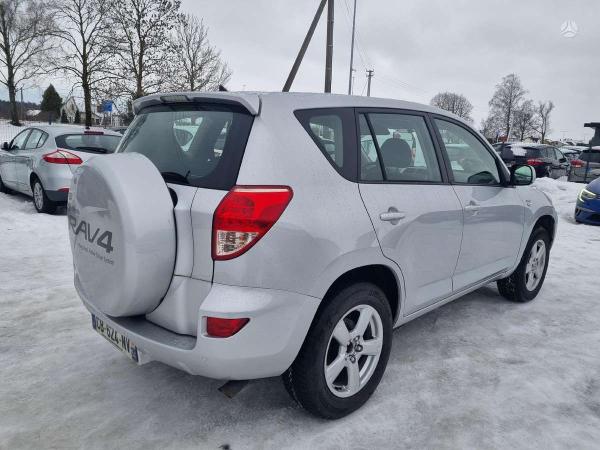 Grey Toyota RAV4 2007 in Taurage, with an engine capacity of 2.23 L and mileage of 271 thousand km for 3900 €, photo 5 on AUTOMOTO.COM.LV