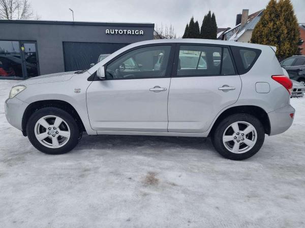 Grey Toyota RAV4 2007 in Taurage, with an engine capacity of 2.23 L and mileage of 271 thousand km for 3900 €, photo 8 on AUTOMOTO.COM.LV