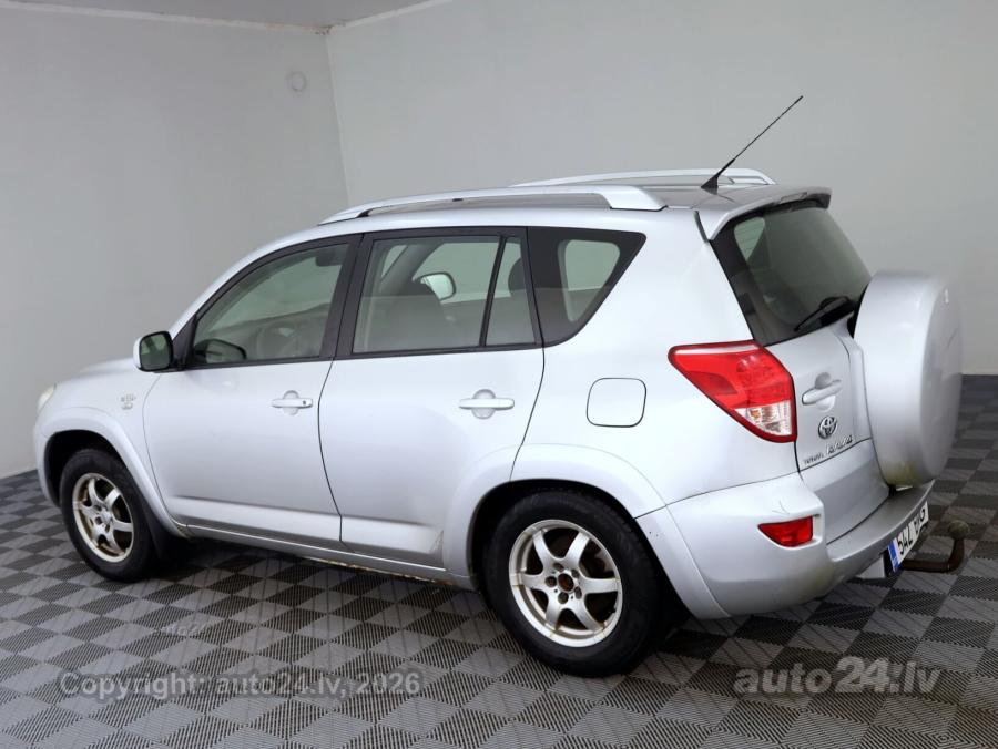 Pelēks Toyota RAV4 2007 Tallina, ar dzinēja tilpumu 2.20 L un nobraukumu 473 tūkst. km par 1499 €, foto 5 vietnē AUTOMOTO.COM.LV