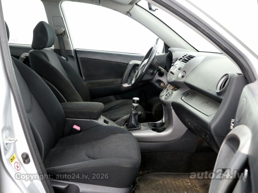Pelēks Toyota RAV4 2007 Tallina, ar dzinēja tilpumu 2.20 L un nobraukumu 473 tūkst. km par 1499 €, foto 7 vietnē AUTOMOTO.COM.LV
